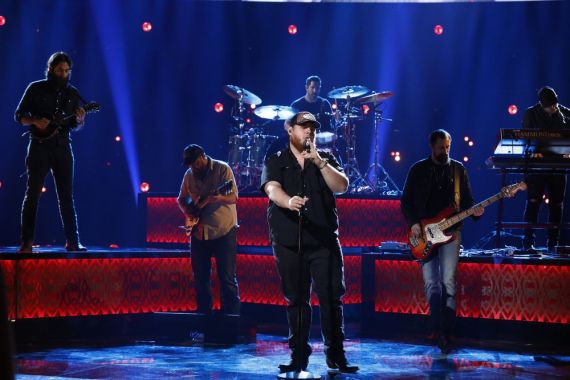 Luke Combs Delivers Powerful Performance Of 'Even Though I'm Leaving ...