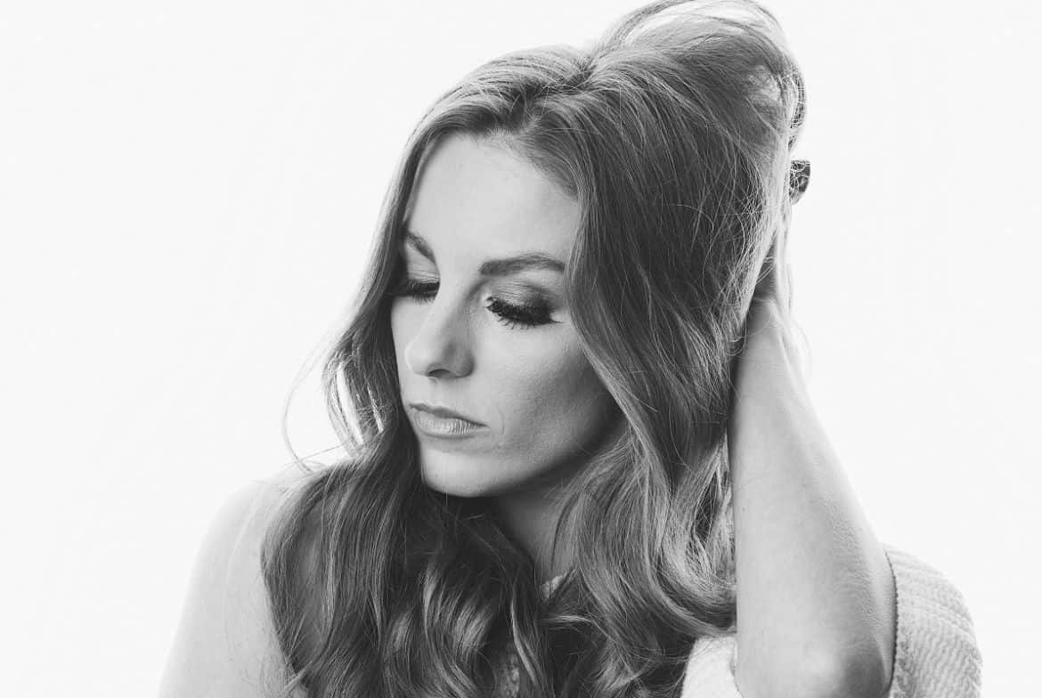 Tara Thompson Gets Into The Holiday Spirit With 'Hillbilly Christmas ...