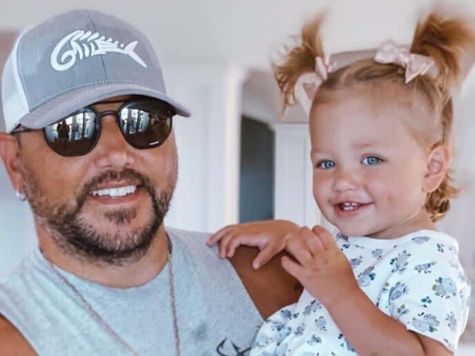 Jason Aldean's Daughter Navy Has a Literal Castle In Her Bedroom - And ...
