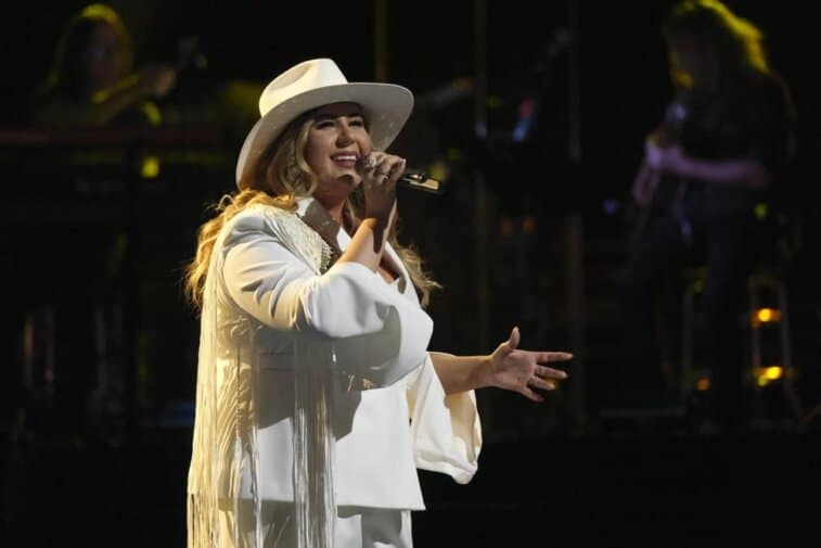 Bailey Rae Tributes Kenny Rogers With 'Sweet Music Man' On 'The Voice ...