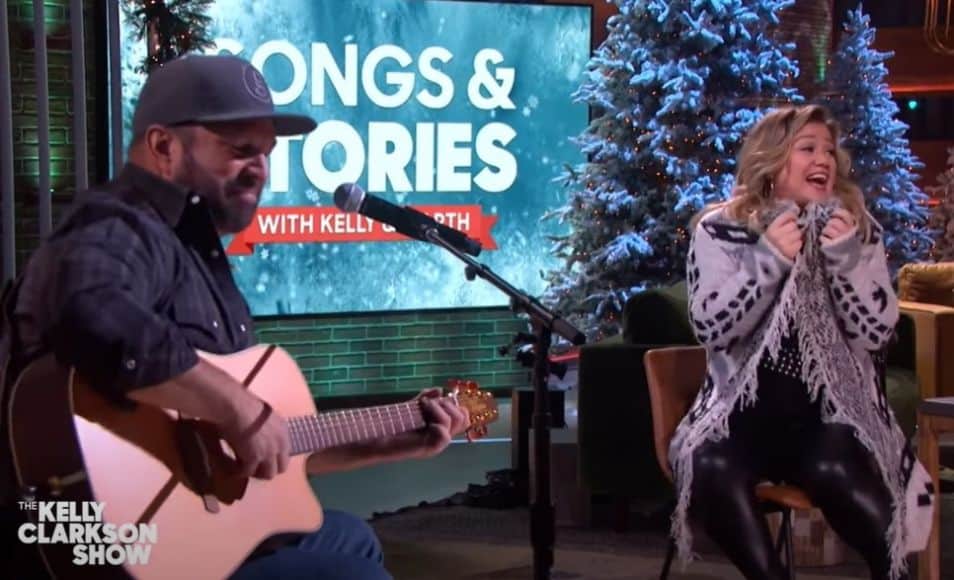 Kelly Clarkson Holds Back Tears As Garth Brooks Serenades Her With 'The ...
