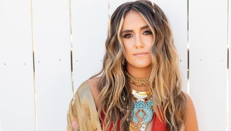 Lainey Wilson Brings 'Things a Man Oughta Know' To Life with Cinematic ...