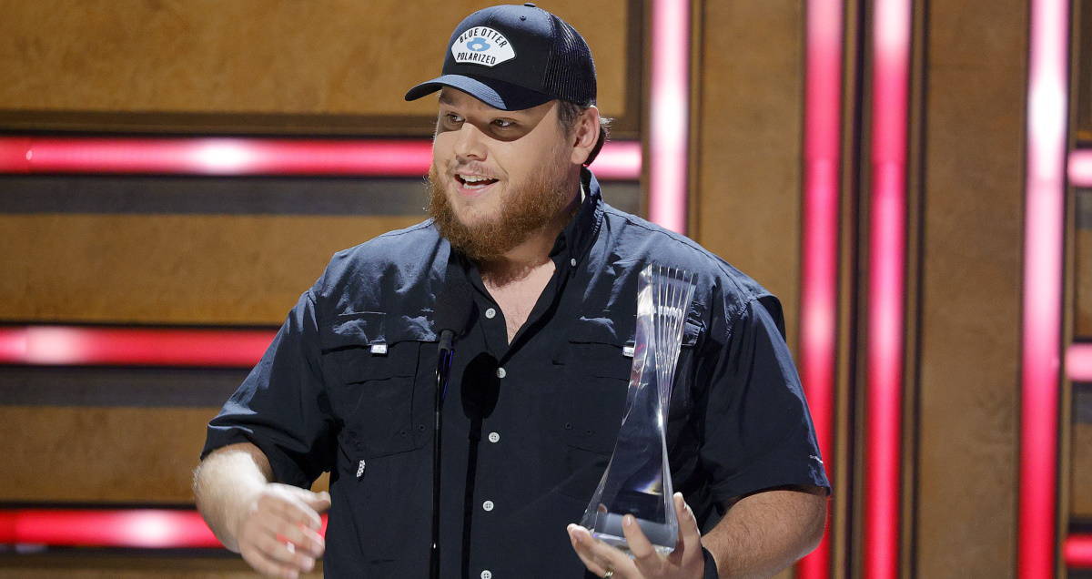 Luke Combs Has Full-Circle Moment with Randy Travis While Accepting ...