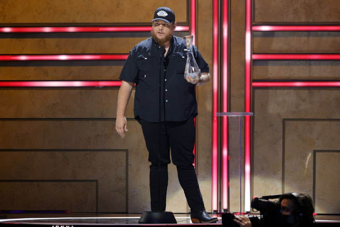 Luke Combs Has Full-Circle Moment with Randy Travis While Accepting ...