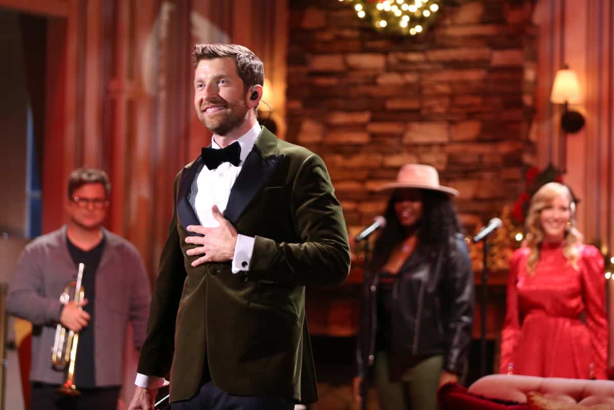 Brett Eldredge's 'Merry Christmas Baby' Performance Will Have You ...