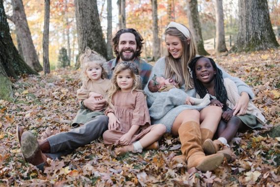 Thomas Rhett and Lauren Akins Share First Photo as a Family of Six ...