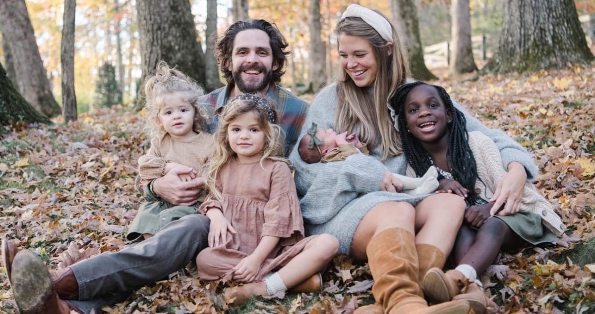 Thomas Rhett and Lauren Akins Share First Photo as a Family of Six ...