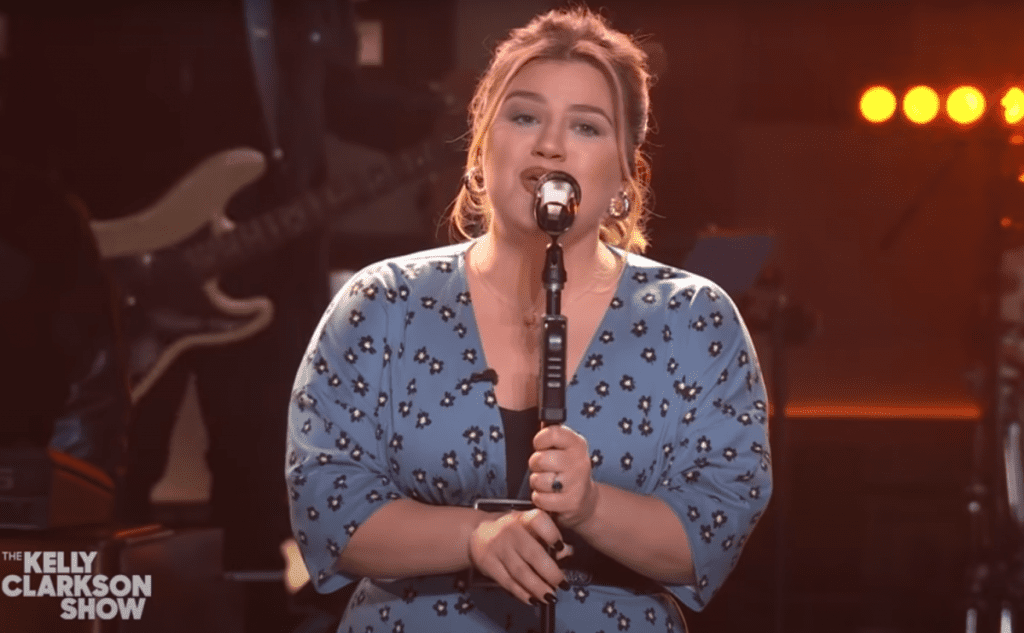 WATCH: Fans Are Going Crazy For Kelly Clarkson's Sassy '90s Country ...