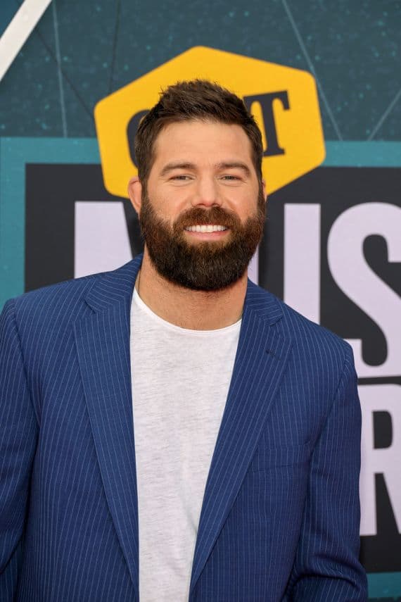 Jordan Davis Shares How His Family Inspired His New Single, ‘What My ...