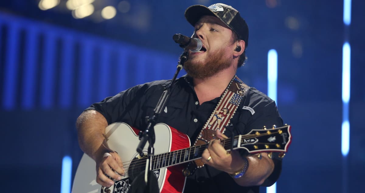 LISTEN: Luke Combs Debuts 'Tomorrow Me' From Upcoming 'Growin' Up ...