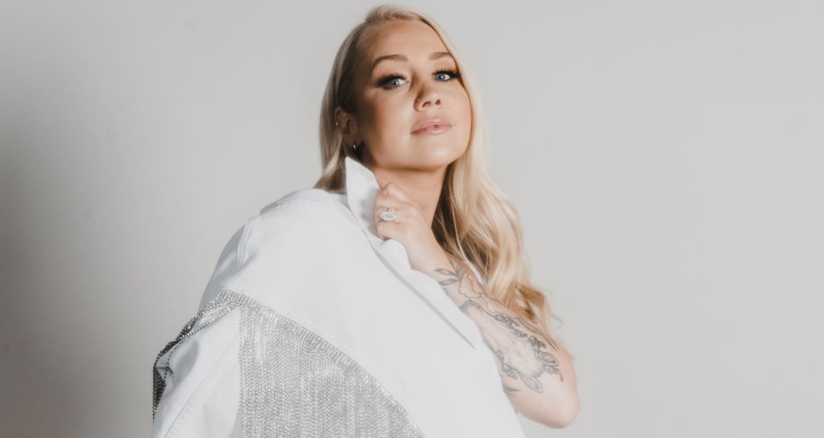 RaeLynn Celebrates 100 Million Streams Of 'Baytown' in Style - Country Now