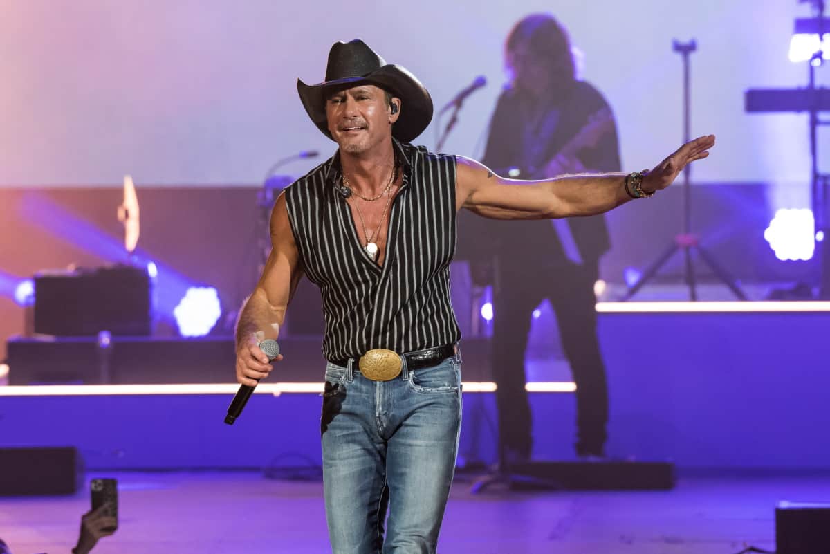 WATCH: Tim McGraw Falls Off The Stage While Performing at Boots In Park ...