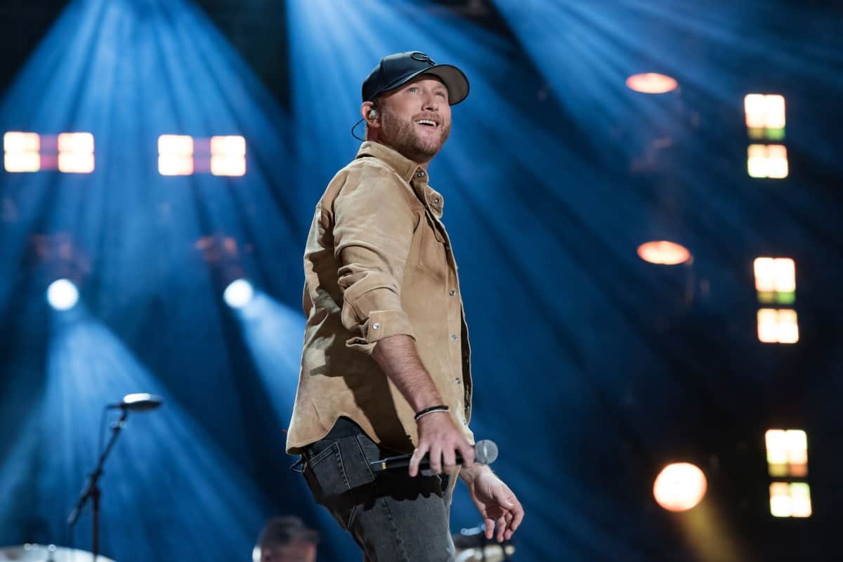 Cole Swindell Delivers One-Of-Kind Performance After Torrential Rain ...