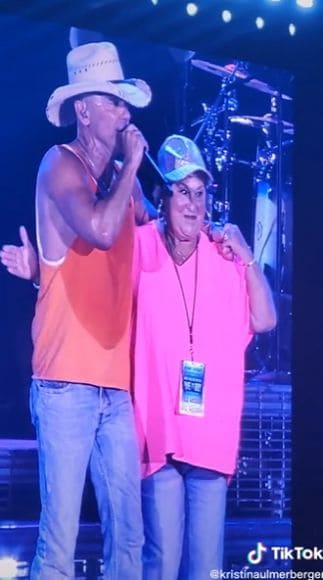 WATCH: Kenny Chesney Shares Sweet Moment With His Mom Karen On Stage In ...