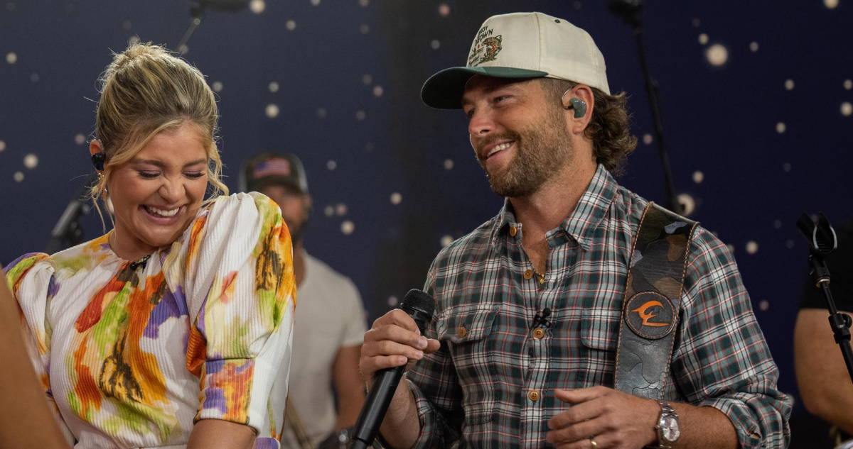 Watch Chris Lane and Lauren Alaina Perform 'Dancin' In The Moonlight ...
