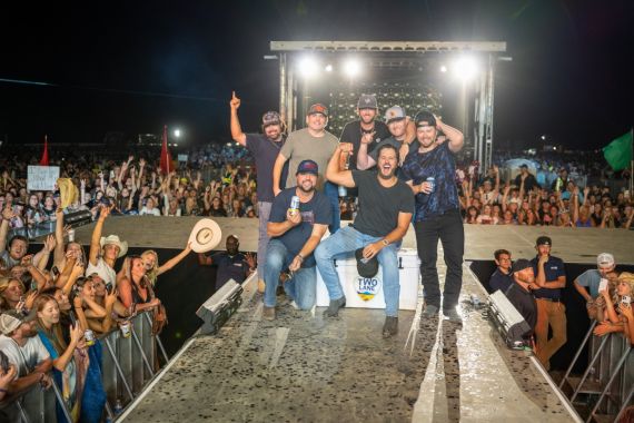 Luke Bryan’s Farm Tour Wraps With 100,000+ Fans And Generous Donations ...