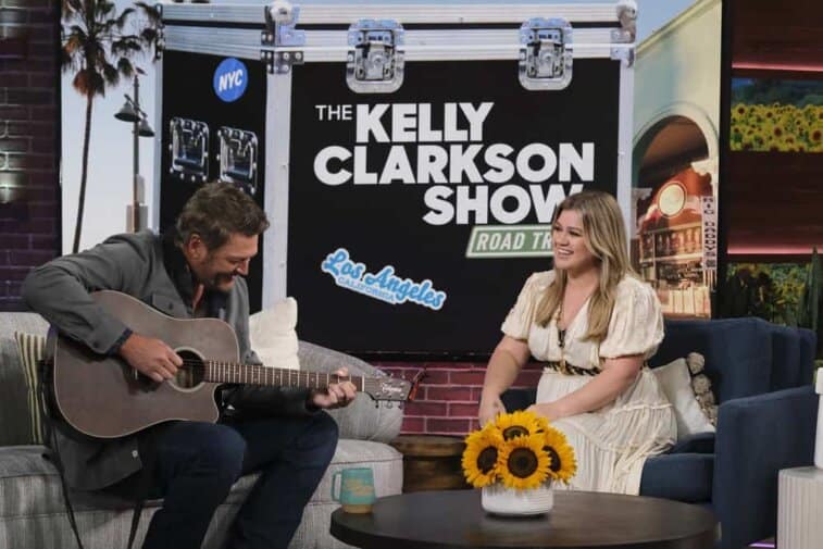 WATCH: Blake Shelton And Kelly Clarkson Perform Duet Of 'Austin' On ...