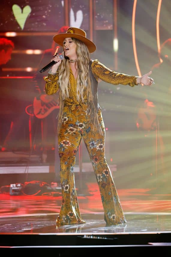 WATCH: Lainey Wilson Delivers Powerful 'Heart Like A Truck' Performance ...