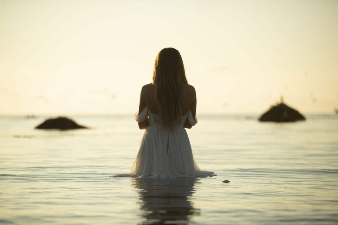 WATCH: Carly Pearce Emphasizes 'Rebirth' In Breathtaking Music Video ...