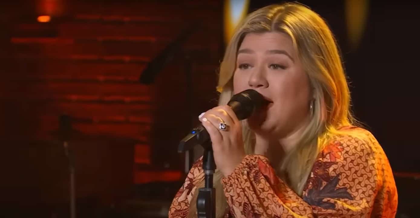 WATCH: Kelly Clarkson Puts Her Texas Twang On Display With Epic Hank ...