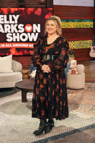 WATCH: Kelly Clarkson Puts Her Texas Twang On Display With Epic Hank ...