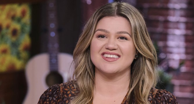 Kelly Clarkson To Make History With NFL Honors Hosting Gig - Country Now