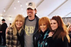 'Reba' Cast Reunites At Reba McEntire's Hollywood Bowl Concert ...