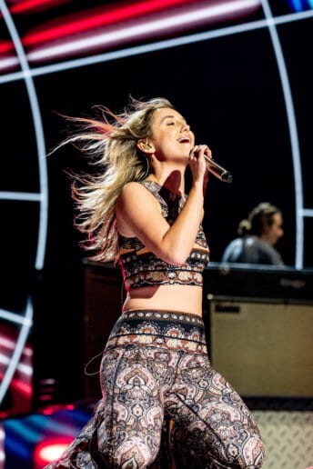 Lainey Wilson Teases 'Hot' ACM Awards Performance: 'A Side That I Don't ...