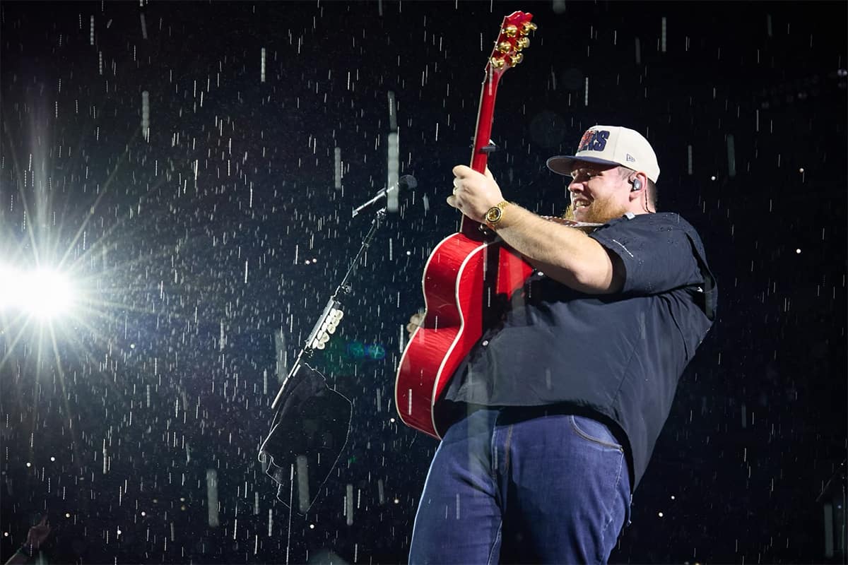 Luke Combs' Undeniable Talent Radiates During Sold-Out Chicago Stop On ...