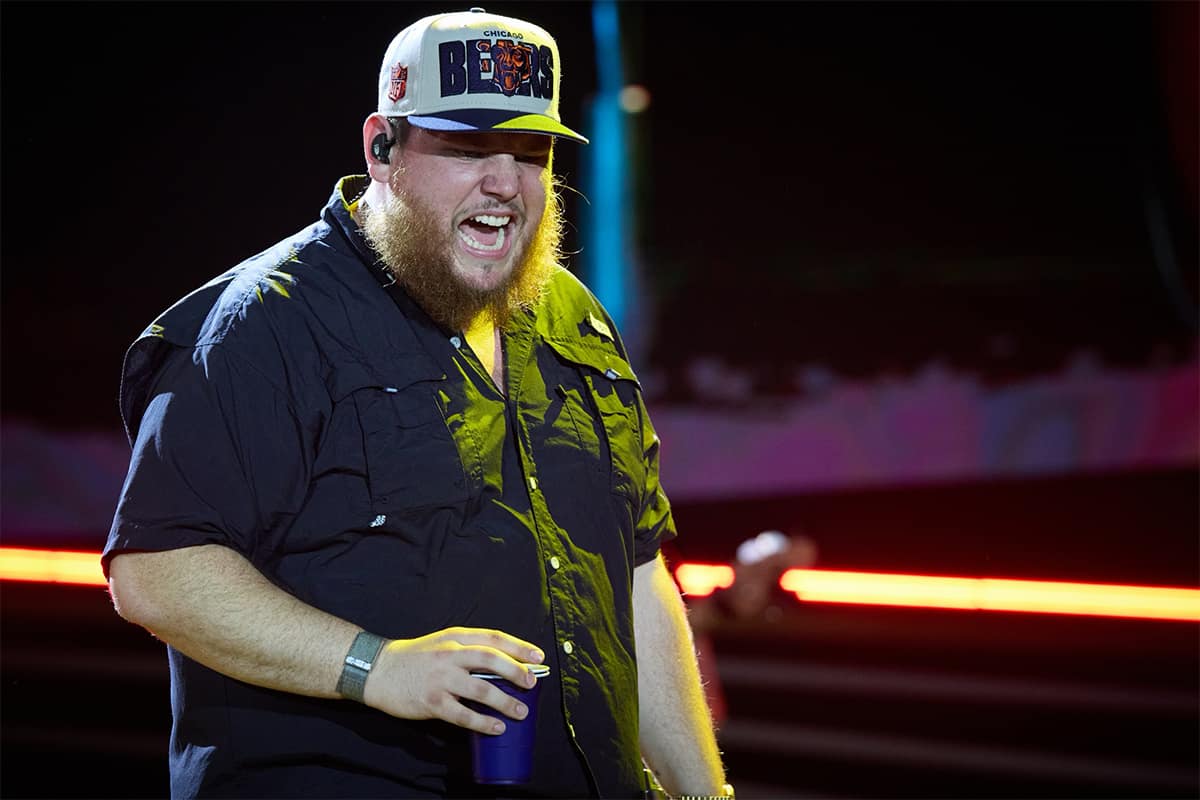 Luke Combs' Undeniable Talent Radiates During Sold-Out Chicago Stop On ...