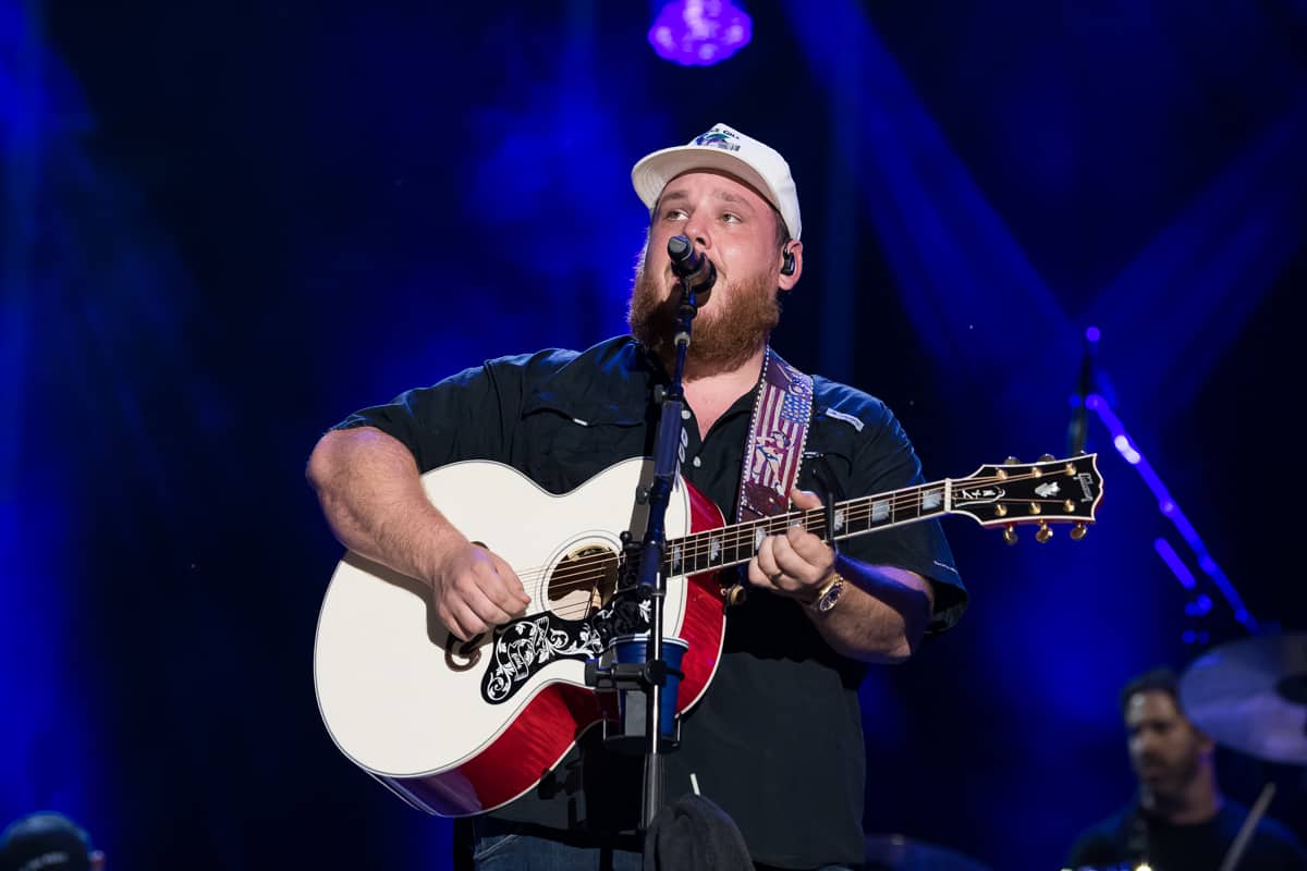 WATCH: CMA Fest Delivers A Magical Moment As Luke Combs And Vince Gill ...