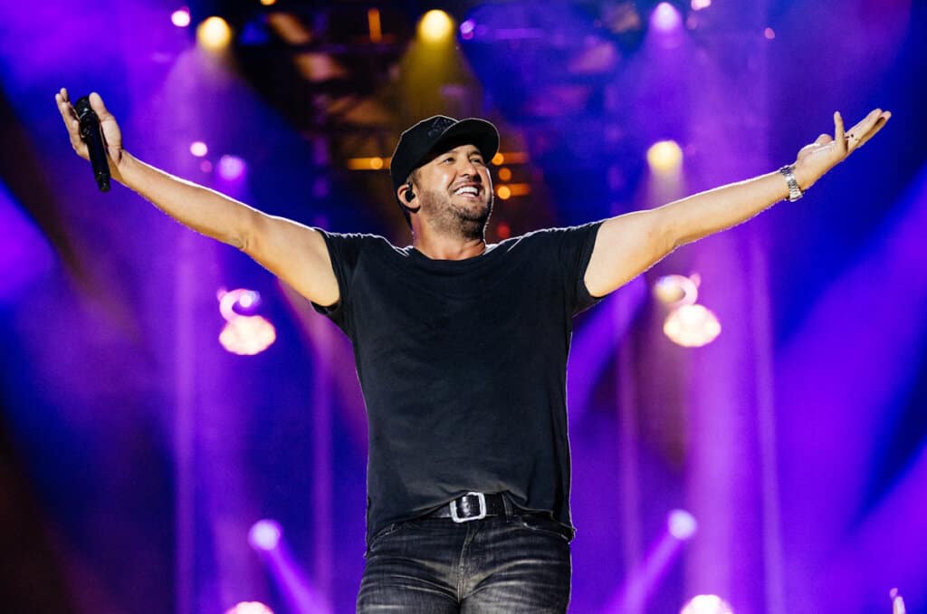 CMA Fest Crowd Goes Wild As Luke Bryan Takes The Stage With 'But I Got ...