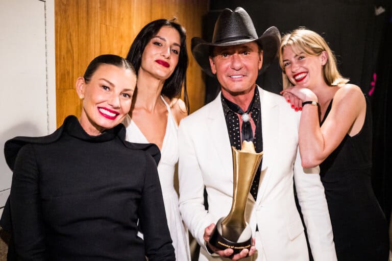 Emotional ACM Honors Moment: Tim McGraw Pays Tribute To Faith Hill And ...