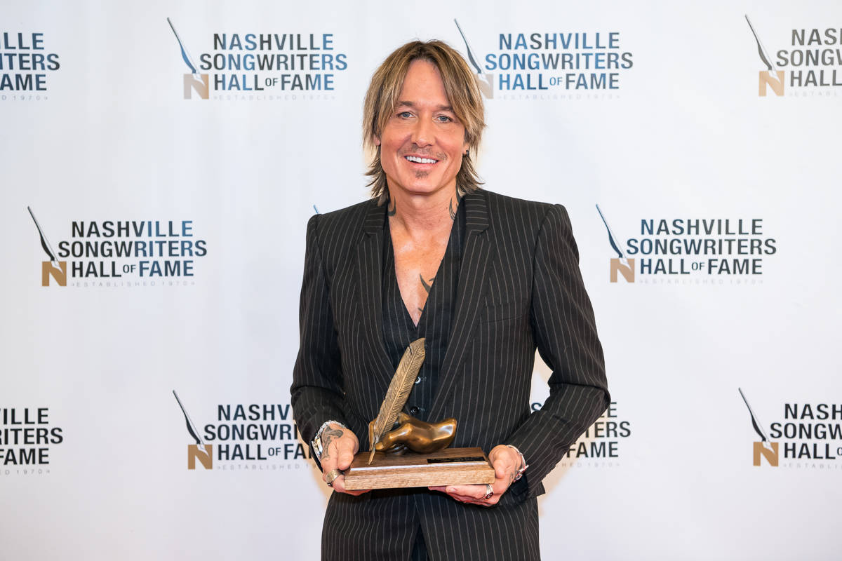 Keith Urban Reveals How He Personally Asked Dolly Parton To Present Him ...