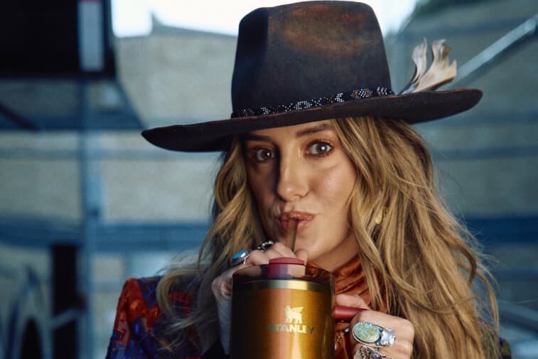 Lainey Wilson Surprises With New 'Country Gold' Stanley Tumbler: How To ...