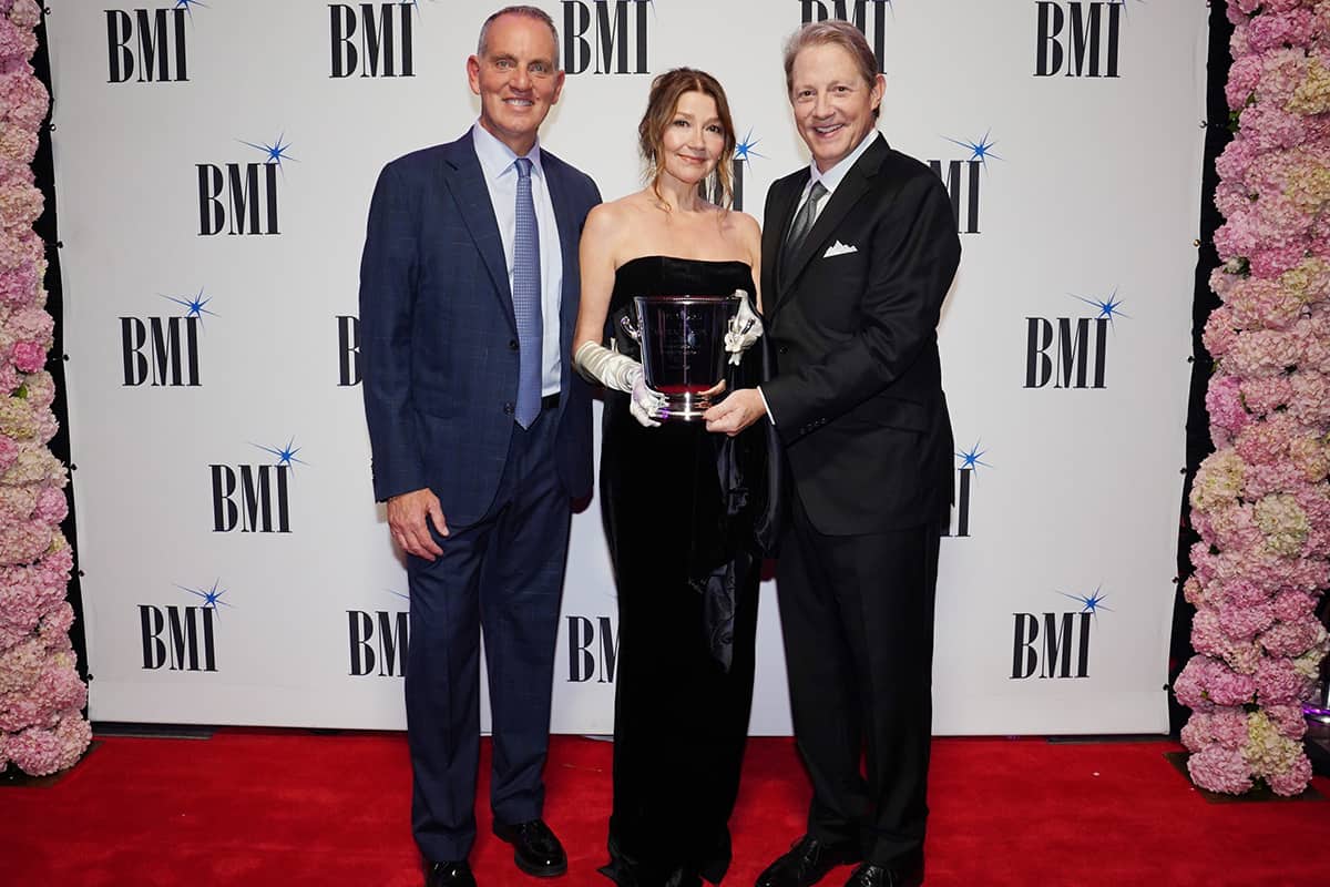 Lainey Wilson Honors BMI Icon Award Matraca Berg With Powerful ...