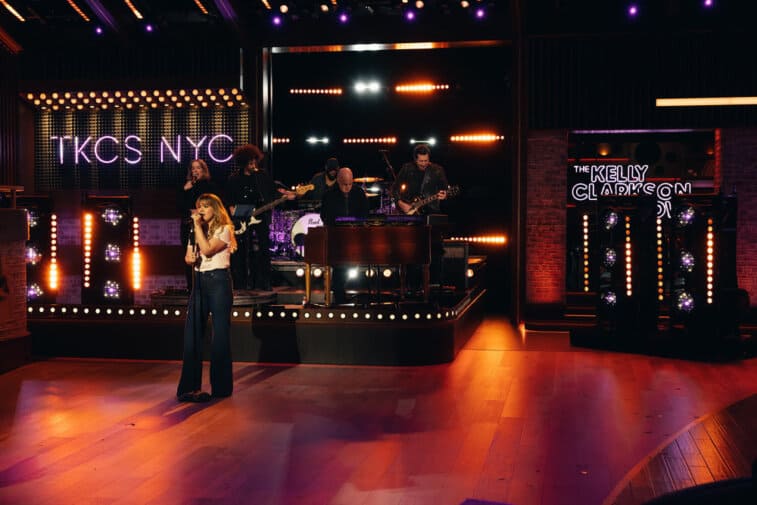 WATCH: Kelly Clarkson Slays Cover of Jelly Roll and Lainey Wilson's Hit ...