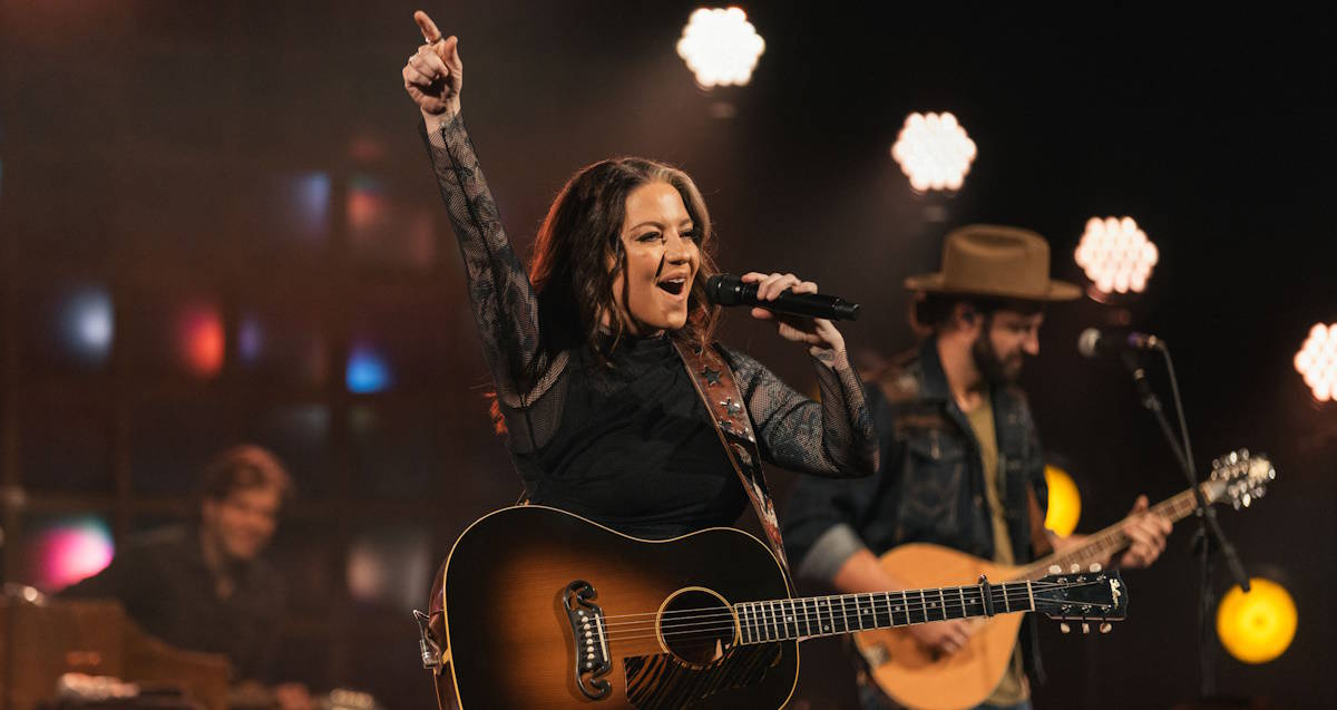 Ashley McBryde Invites Fans To Relive Her 'Bar Days' During Intimate ...