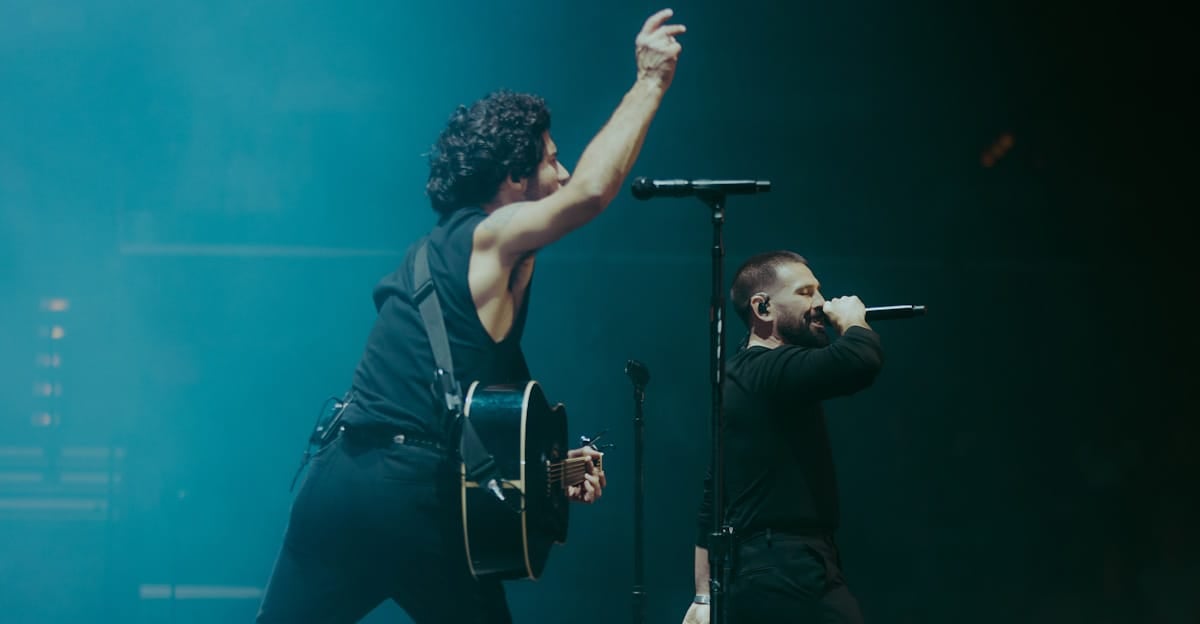 Dan + Shay Light Up Chicago's United Center During Unforgettable ...
