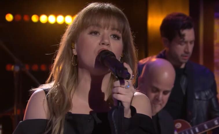 Kelly Clarkson Tips Her Hat To Little Big Town With 'Boondocks' Cover ...