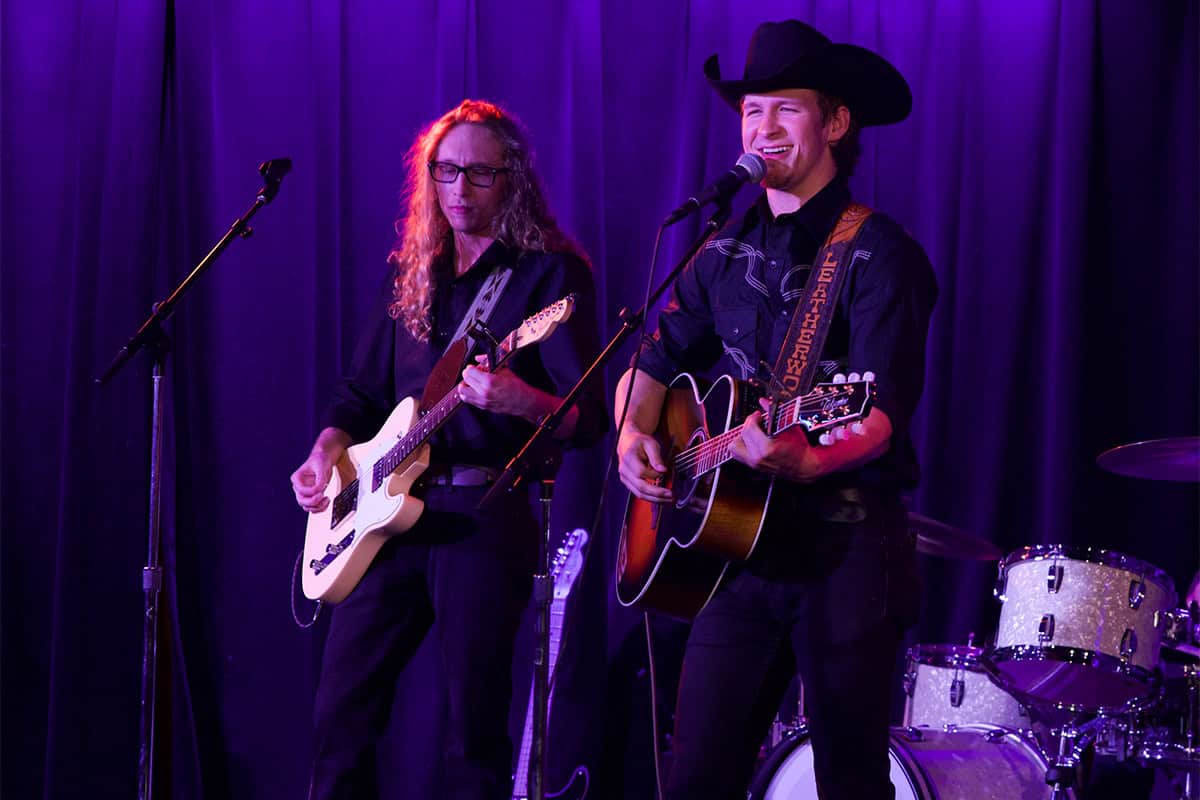 Bryce Leatherwood Turns Local Chicago Pub Into Lively Honky Tonk On ...