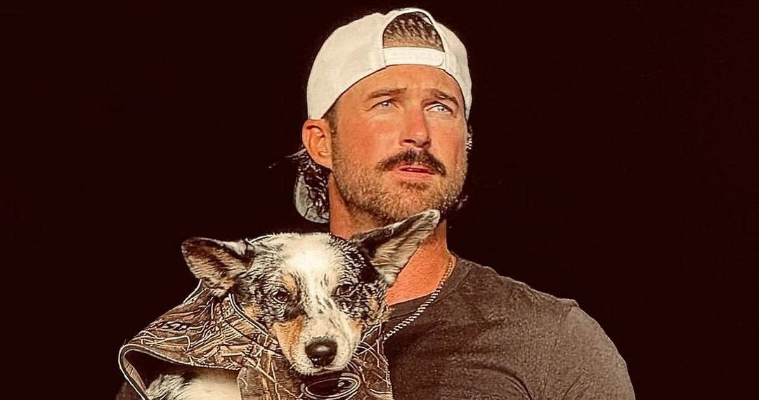Riley Green Jokes Concertgoers Come To See His Dog Carl, Not Him ...