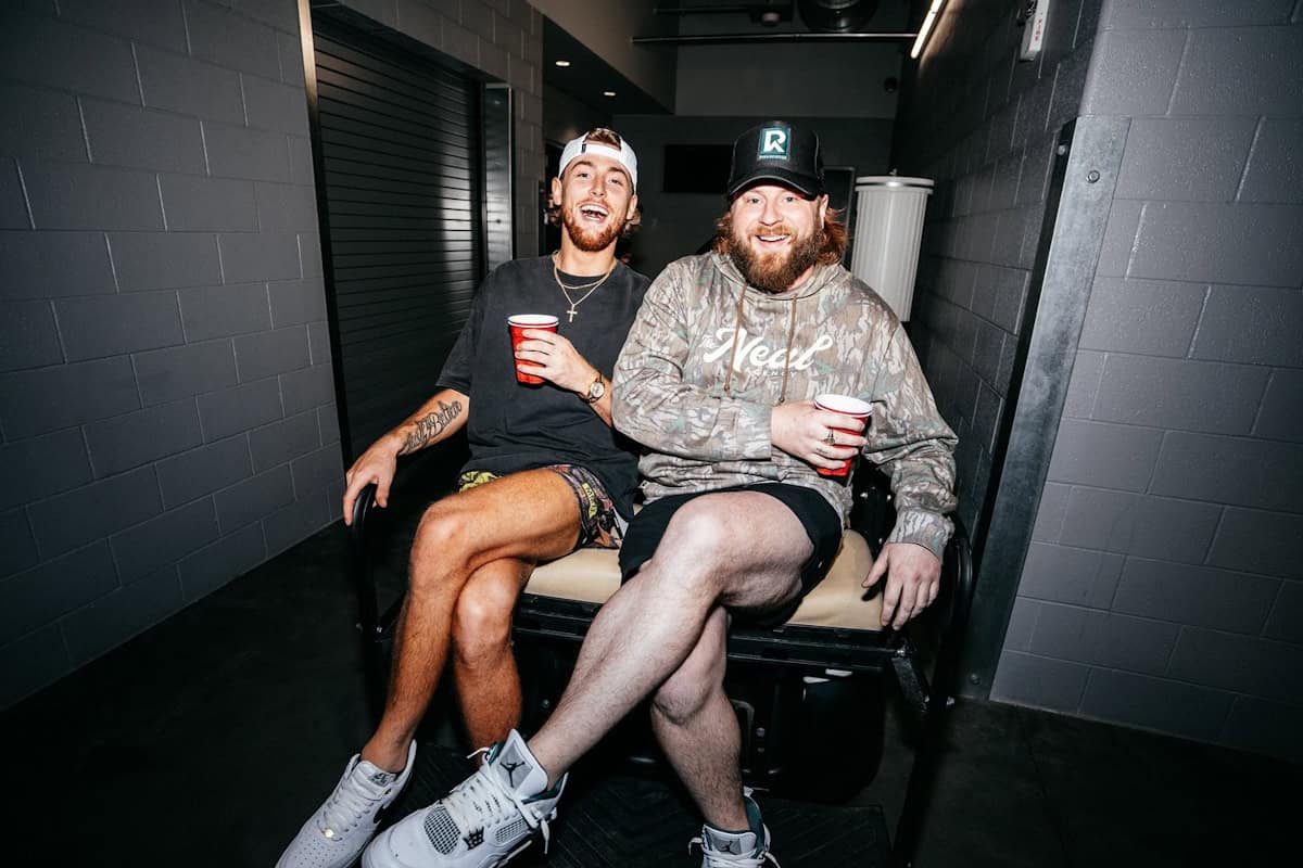 Bailey Zimmerman Performs Shirtless After Getting Booed On Stage In Las Vegas - Country Now