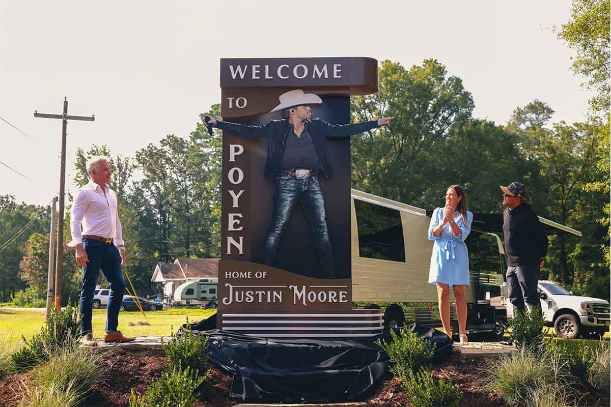 Justin Moore Celebrates Hometown Honor With His Wife And Children By ...