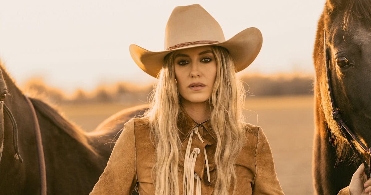 Lainey Wilson’s 'Whiskey Colored Crayon' Captures A Powerful Story Of ...