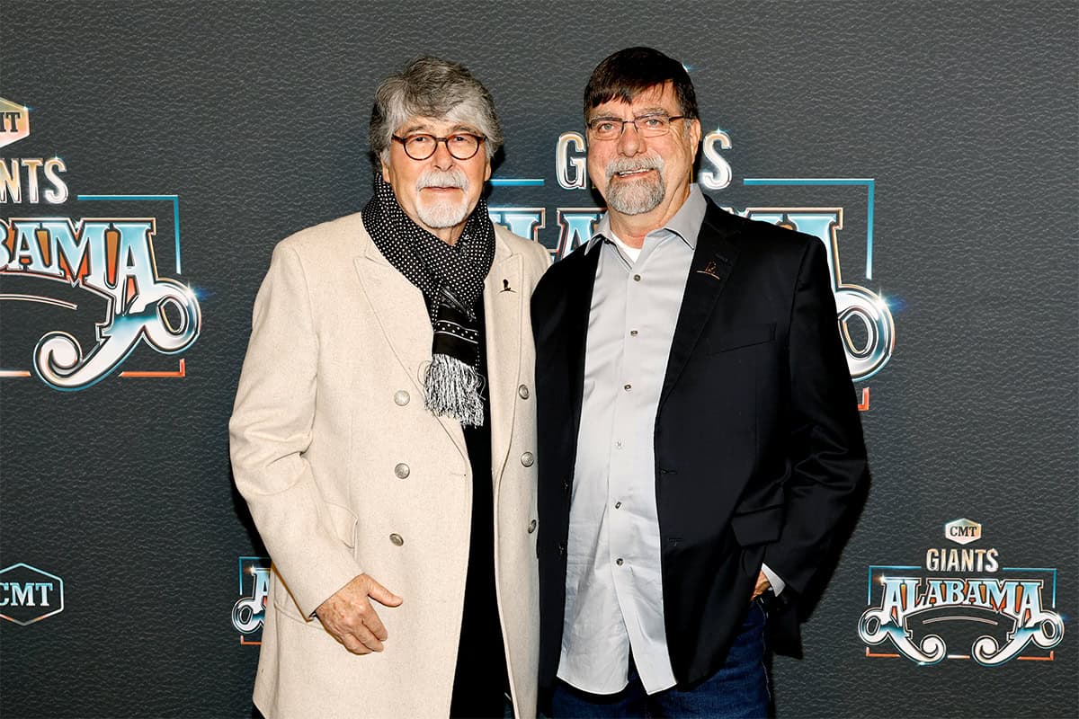 WATCH: Riley Green Pays Tribute to ALABAMA with Performance of ...