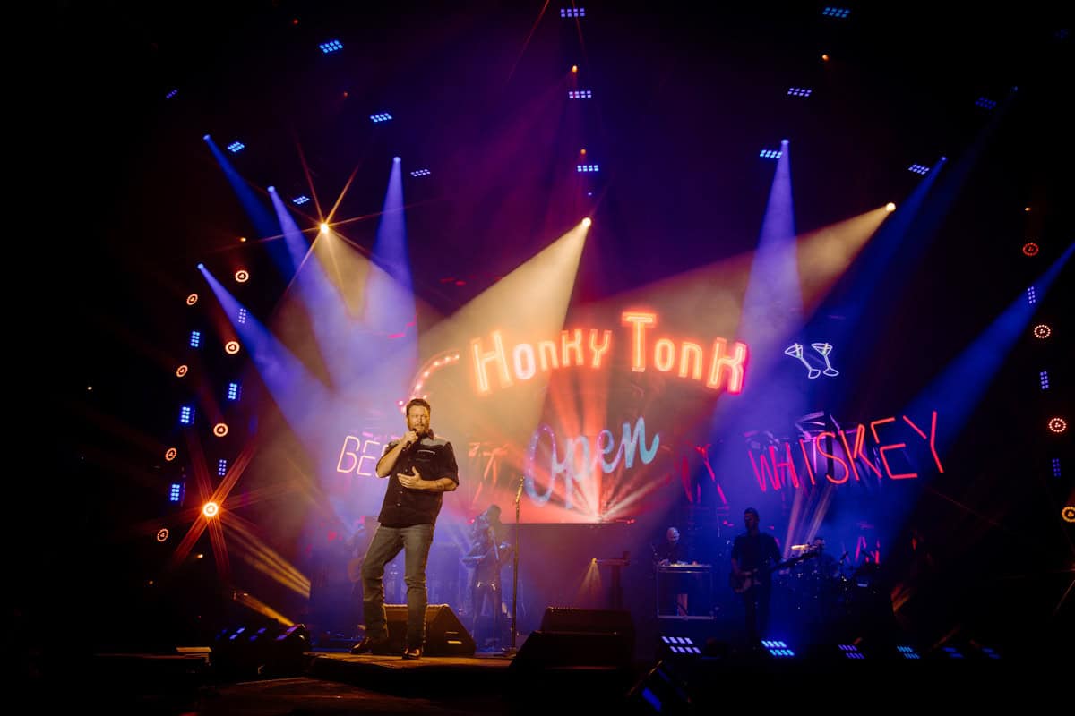 Blake Shelton’s Friends & Heroes Tour Delivers a One-of-a-Kind Show in ...