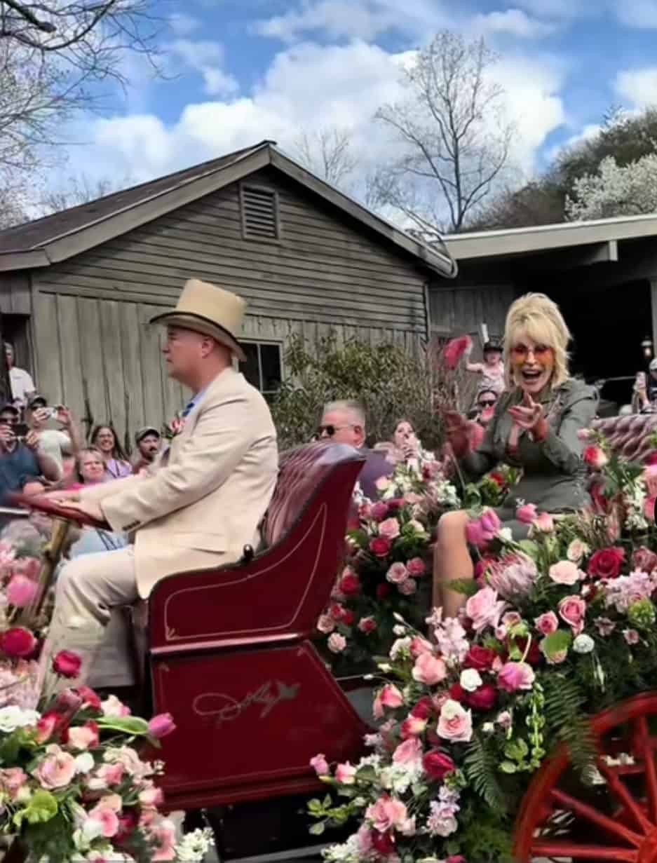 WATCH: 8-Year-Old’s Unbelievable Reaction To Seeing Dolly Parton at ...