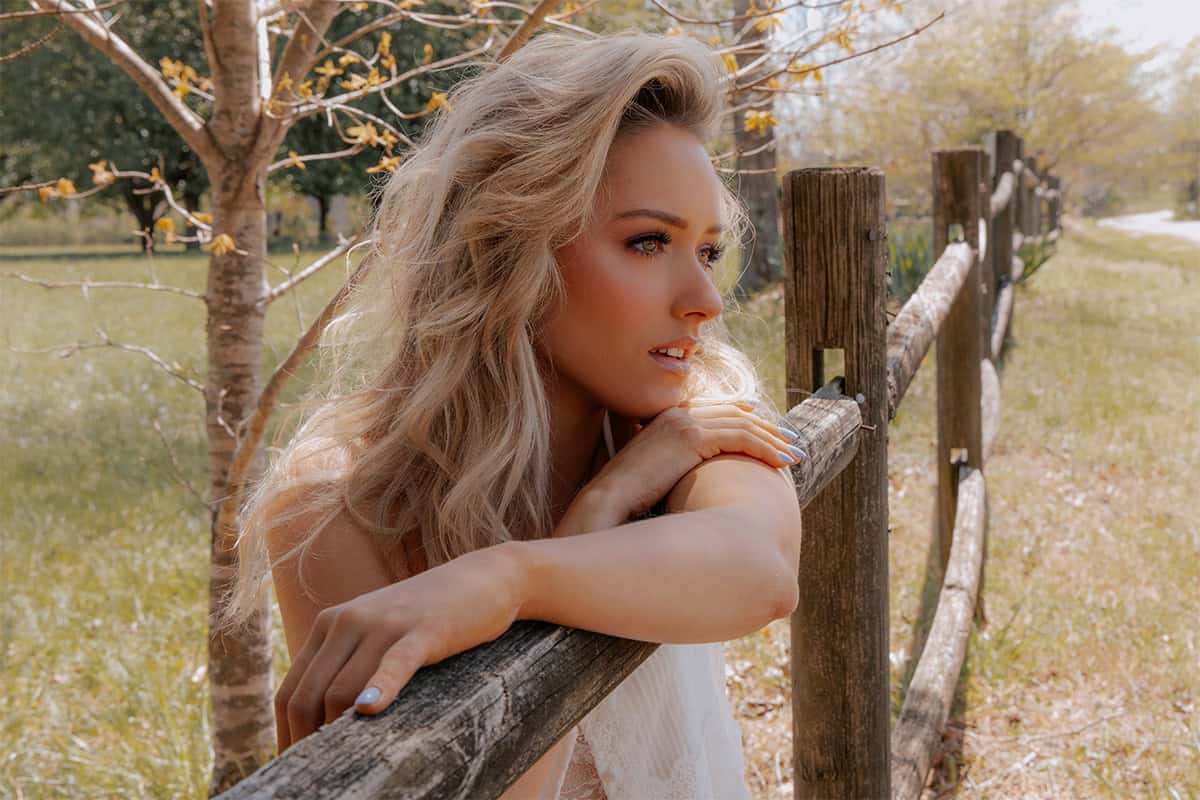 Exclusive Q&A: Emily Ann Roberts Talks New Single, 'The Fence,' The Nostalgic Music Video ...