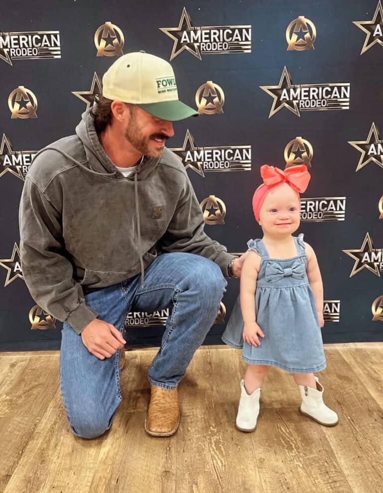 Riley Green’s Sweet Meet & Greet With Young Fan Hadley Is Melting ...